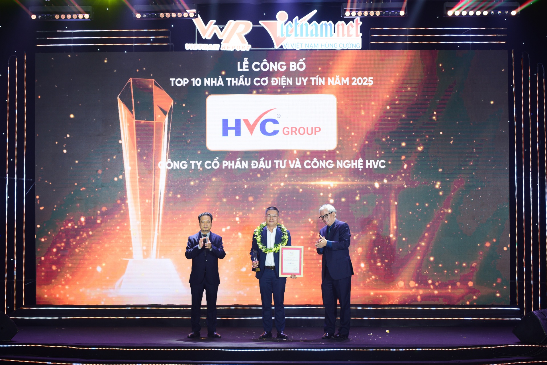 HVC Group nhận cup vinh danh Top 10 Nhà thầu cơ điện uy tín năm 2025